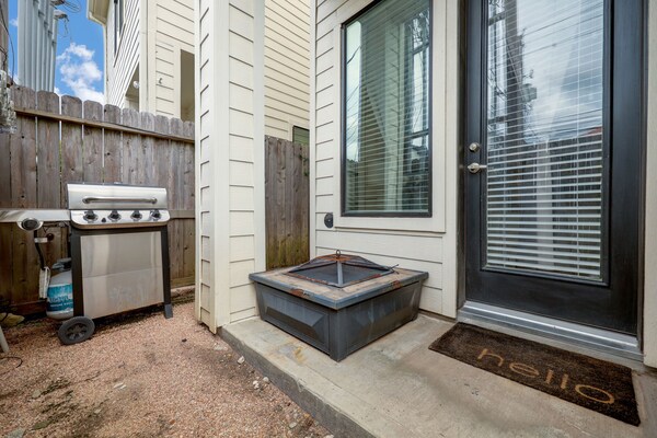 2-bdrm|jacuzzi Tub| Walk To Nrg! Central Location - Houston, TX