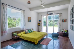 Suíte, 4 quartos (Casa Kenzo) | Escrivaninha, roupa de cama