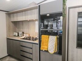 Um frigorífico, uma máquina de lavar louça, uma chaleira elétrica 