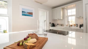 Geladeira, lava-louças, chaleira elétrica, torradeira