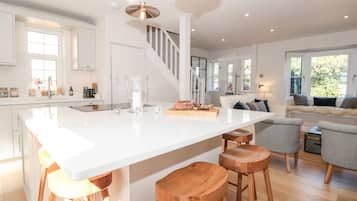 Geladeira, lava-louças, chaleira elétrica, torradeira