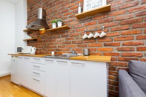 Apartamento, 1 quarto, cozinha | Cozinha privada | Um micro-ondas, uma chaleira elétrica, utensílios de cozinha