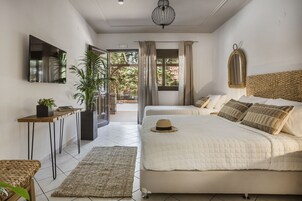 Triple Room | Camas de colchão pillowtop, cofre com capacidade para portátil 