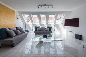 Penthouse Deluxe | Sala de estar | Smart TV de 65 polegadas com canais digitais, televisor 