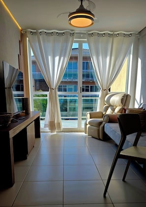 Apartamento família | Área de estar | TV LED 56 polegadas com canais a cabo, TV