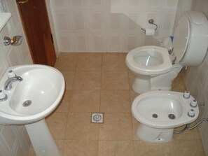 Quarto Standard, 1 cama de casal | Casa de banho | Um polibã, um bidé, toalhas fornecidas, sabão 