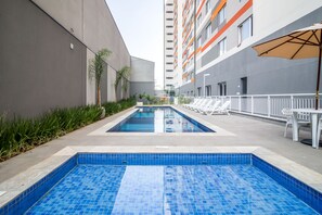 Piscina externa, guarda-sóis, espreguiçadeiras