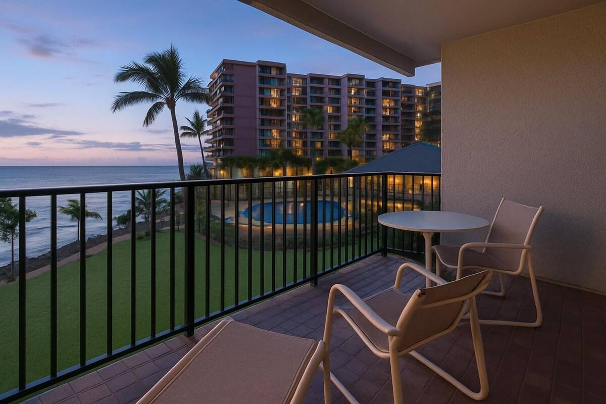 Uma varanda com vista para uma piscina e um prédio de hotel ao fundo.