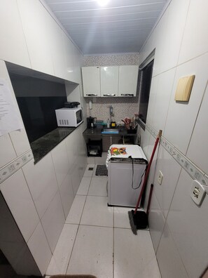 Loft Familiar, 1 quarto | Cozinha privada | Um frigorífico, um micro-ondas, um forno, liquidificador 