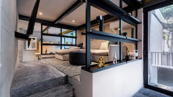 Apartamento Superior, 3 quartos, varanda | Sala | Televisor LED, colunas inteligentes, serviços de streaming, impressoras