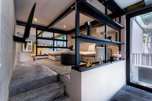 Apartamento superior, 3 quartos, sacada | Sala de estar | TV LED 55 polegadas com canais a cabo, TV, smart speakers