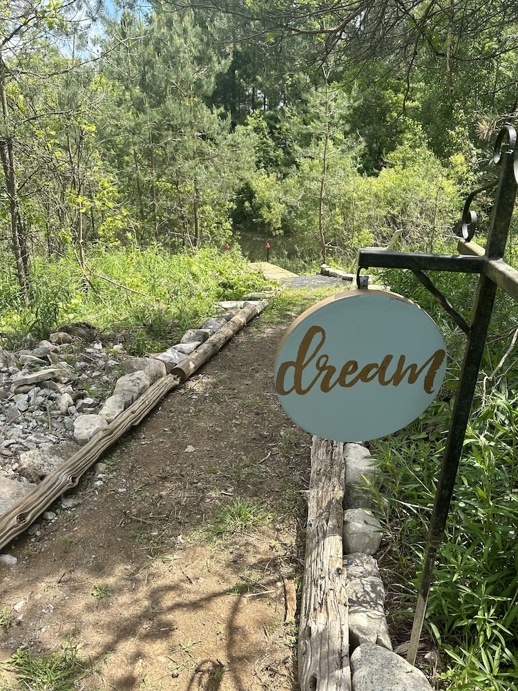 Dreamers Writing Farm - Ontario