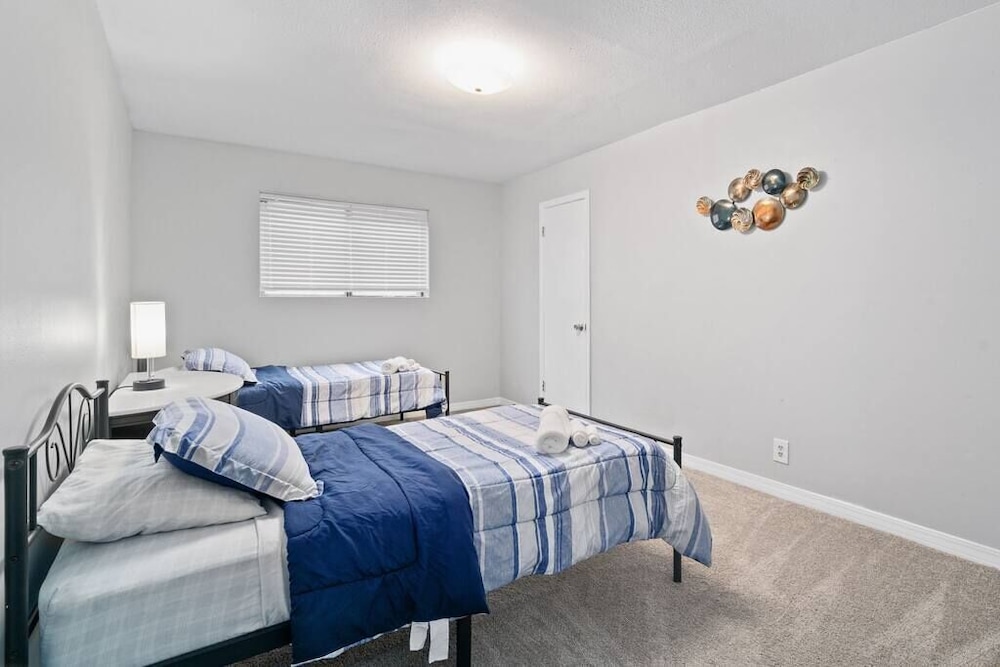 Newly Remodeled 4 Bedroom 3 Full Bath - Denton