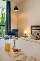 Quarto luxo | Roupas de cama premium, escrivaninha, cortinas blackout