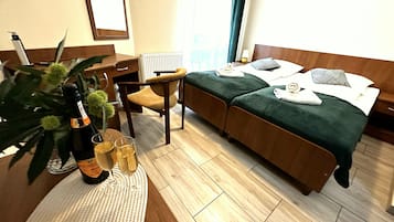 Com mobília individualizada, secretária, Wi-fi grátis