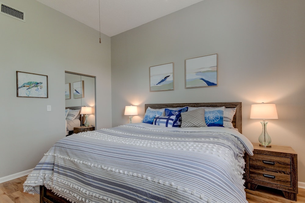 2 Bedroom Golf Course View, Near The Beach! - St. Petersburg, FL