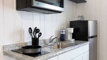 Suite Premium, 1 quarto | Cozinha privada | Um micro-ondas, uma cafeteira/bule, Produtos de limpeza