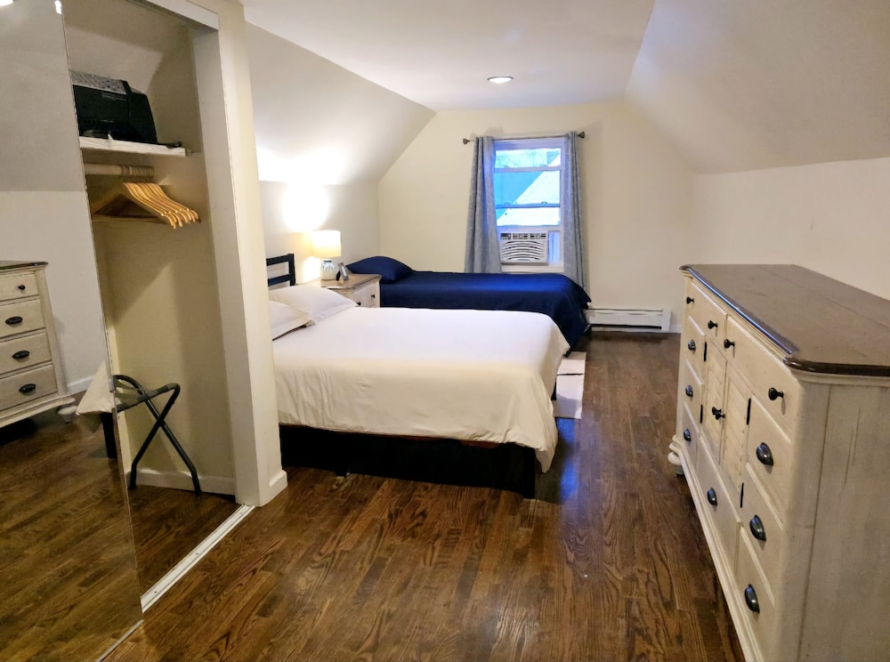 Fave Cape Cod Style Home Retreat: With Main-level Bedroom Bordering Farmington - Farmington, CT