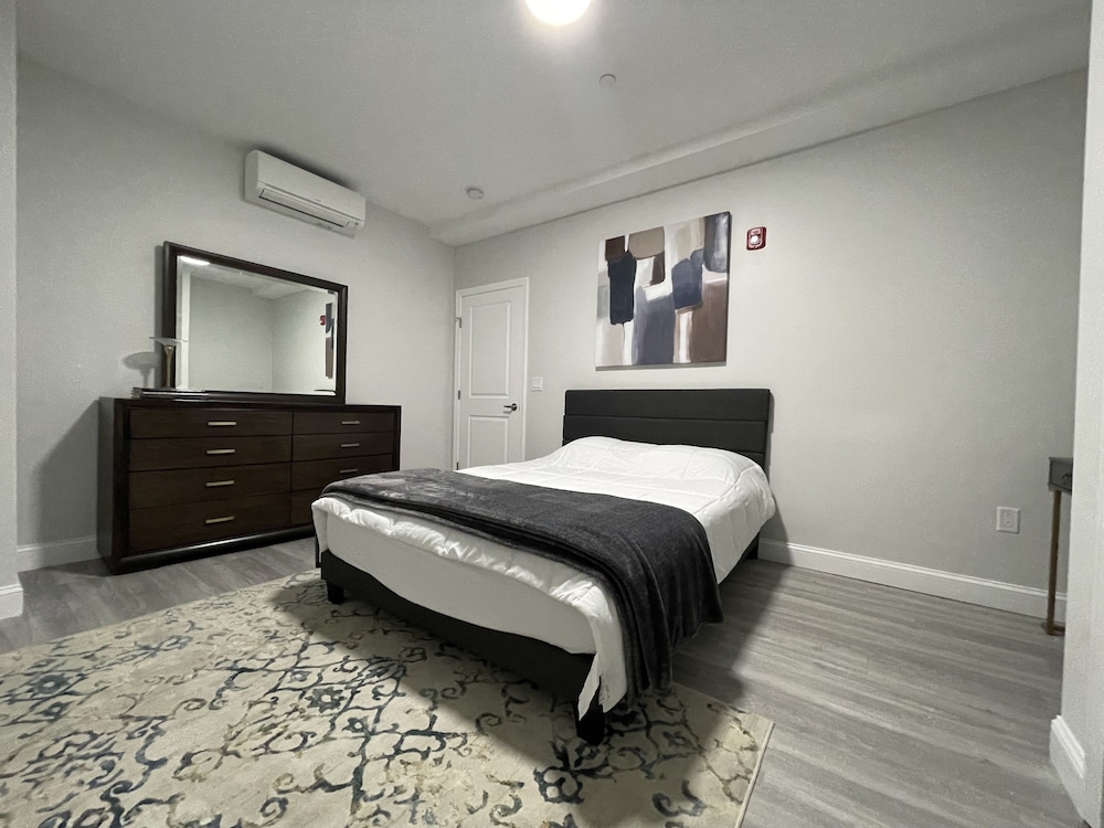 Lovely 2 Bedroom Condo W Parking Included - 에버렛