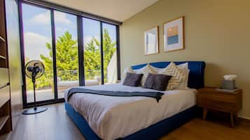 Penthouse Deluxe, 2 quartos, terraço | Lençóis de algodão egípcio, roupa de alta qualidade, cofre no quarto