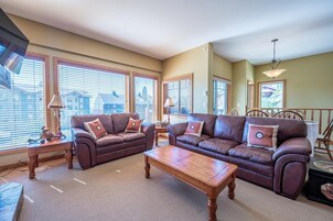 Casa de Férias, 4 quartos, junto à encosta (4 Bedrooms) | Sala de estar | Televisor, lareira 