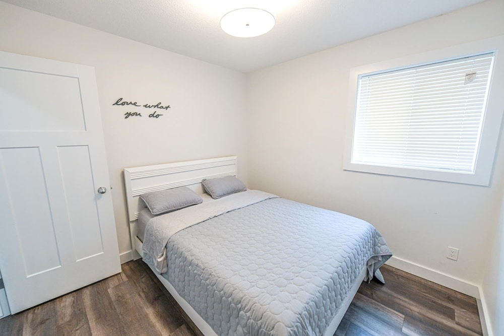 Cozy 2bedroom Apartment On A Corner Lot Close To Restaurants And Shopping Center - Grande Prairie