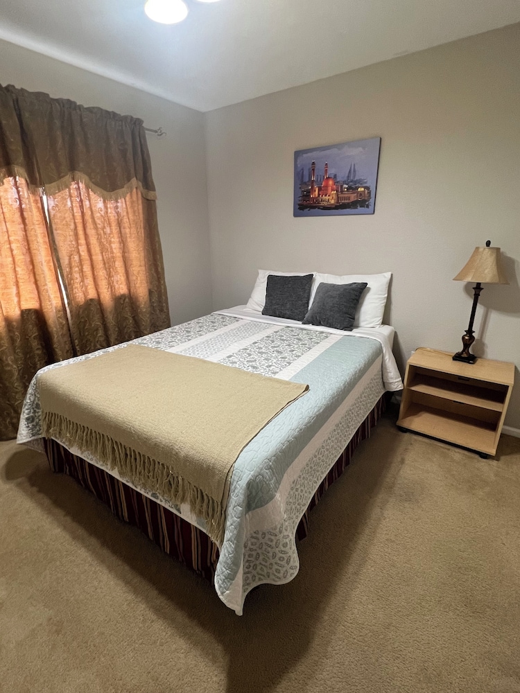 3 Bedroom House 5 Minutes Away From The Airport In Colorado Springs All For You. - Colorado Springs, CO