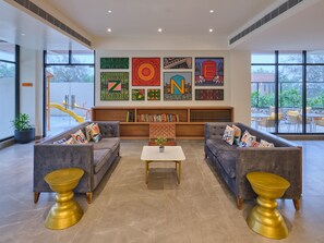 Área de estar no saguão