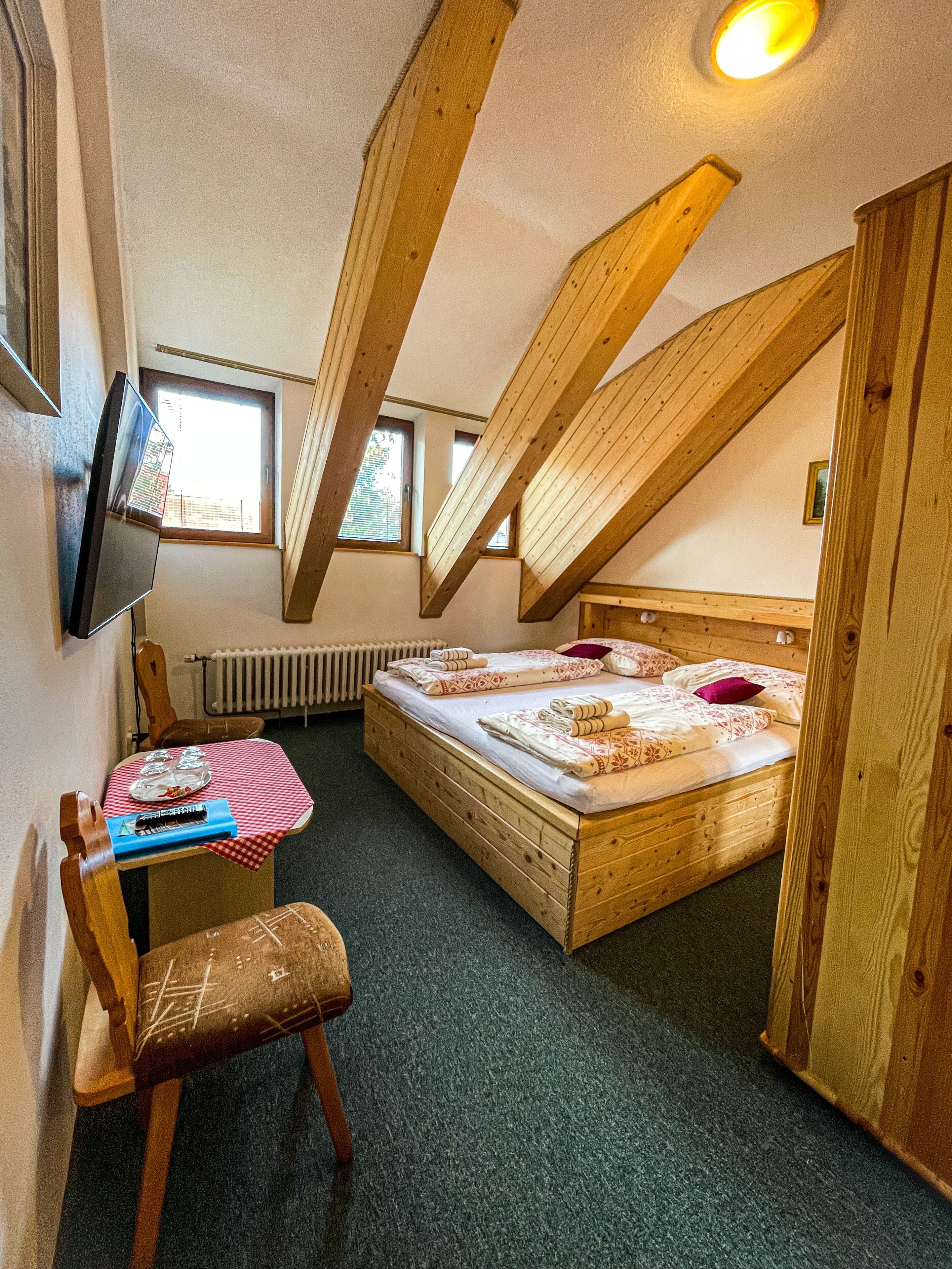 Quarto quádruplo básico | Escrivaninha, berços grátis, Wi-Fi de cortesia, roupa de cama