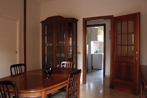 Apartamento, 2 quartos, fumadores, terraço | Sala de jantar