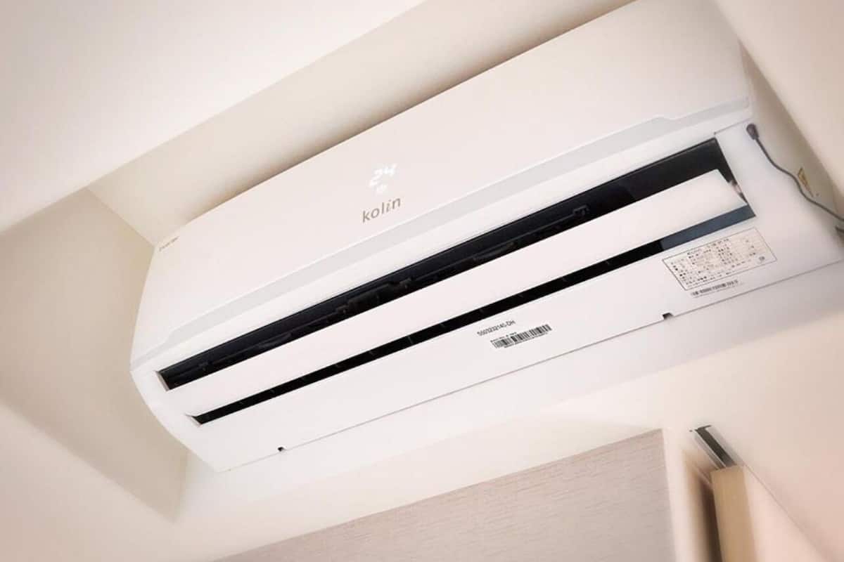 Unidade de ar condicionado branca com a marca 'kolin' na parte superior, um código de barras e um número de modelo na lateral.