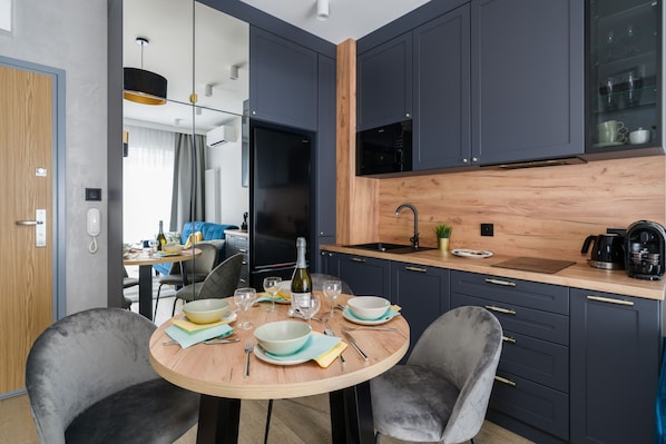 Lava-louças, cafeteira/chaleira, talheres/pratos/utensílios de cozinha