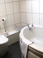 Suíte standard, várias camas, banheira | Banheiro | Secador de cabelo, toalhas de banho