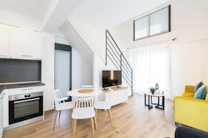 Loft, 2 quartos, acesso à piscina | Sala de estar | Smart TV de 32 polegadas com canais por cabo, televisor 