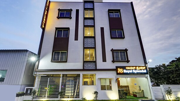 Um hotel com fachada moderna, várias janelas e uma placa indicando ser o Royal Splendid.