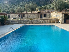 Piscina exterior sazonal, toldos gratuitos, espreguiçadeiras