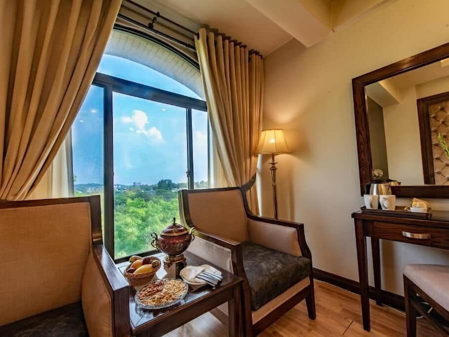 Quarto executivo, 1 cama King, para não fumantes | Roupas de cama premium, escrivaninha, espaço de trabalho para notebook