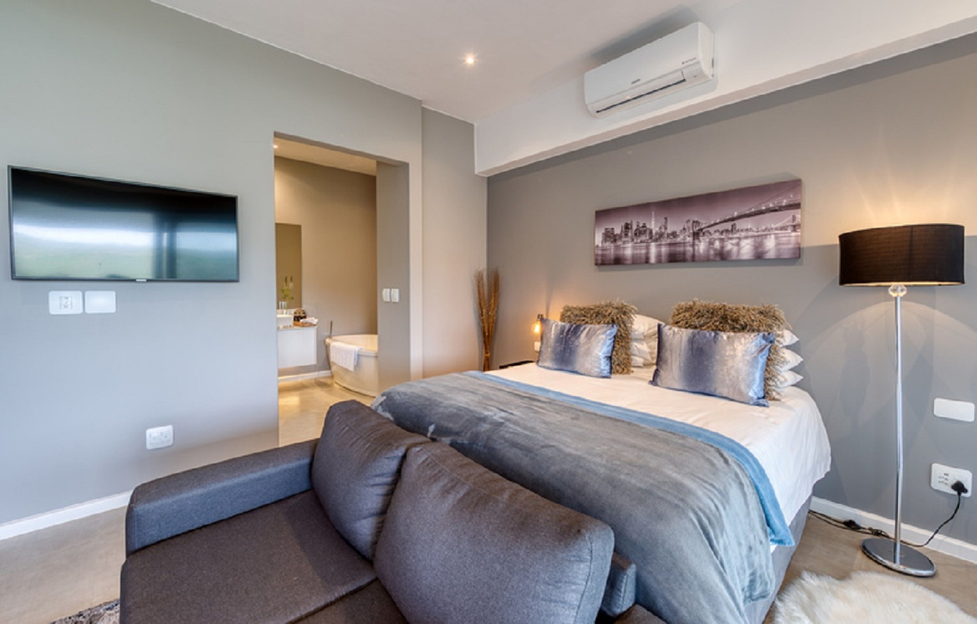 Roupa de alta qualidade, minibar, cofre no quarto 
