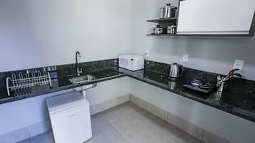 Minifrigorífico, um micro-ondas, uma placa de cozinha, uma torradeira