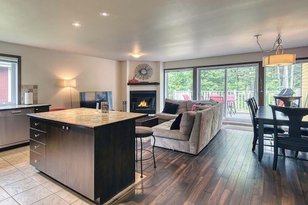 Chalé, 4 quartos (146 Borealis) | Sala de estar | TV de ecrã plano