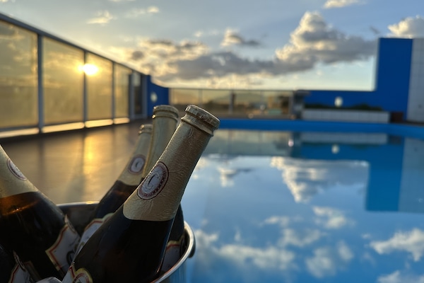 Piscina exterior, guarda-sóis, espreguiçadeiras