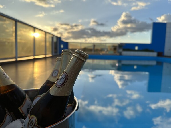 Piscina externa, guarda-sóis, espreguiçadeiras