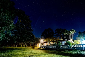 Fachada da propriedade à noite