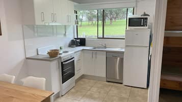 Suite-Estúdio, várias camas, cozinha, vista para o jardim | Cozinha privada | Um frigorífico/congelador grande, um micro-ondas, uma placa de cozinha