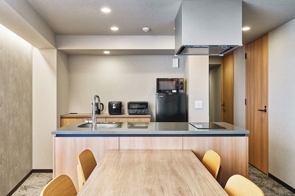 Suite, 2 quartos, não fumadores (High Floor) | Cozinha privada | Um frigorífico/congelador grande, um micro-ondas, uma placa de cozinha