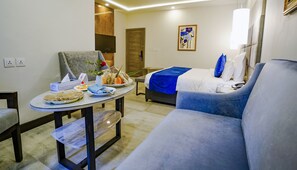 Quarto Executivo, 1 cama king-size | Roupa de alta qualidade, minibar, cofre no quarto, secretária