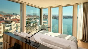 Premium Corner Twin Room, Sea View | 1 quarto, roupas de cama antialérgicas, frigobar, cofres nos quartos