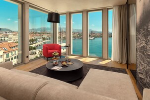 Diplomat Suite with Sea View | Sala de estar | Televisor LCD de 32 polegadas com canais digitais, televisor 