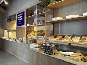 Pequeno-almoço tipo buffet diário (16 EUR por pessoa)