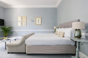 Roupas de cama antialérgicas, cofres nos quartos, escrivaninha